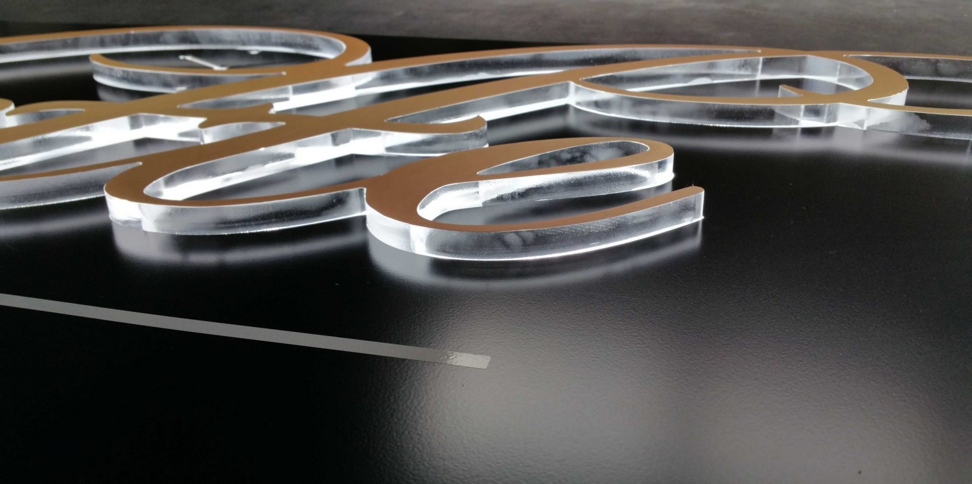 Altuglas - Neon Judex | Fabricant d'enseignes et signalétiques